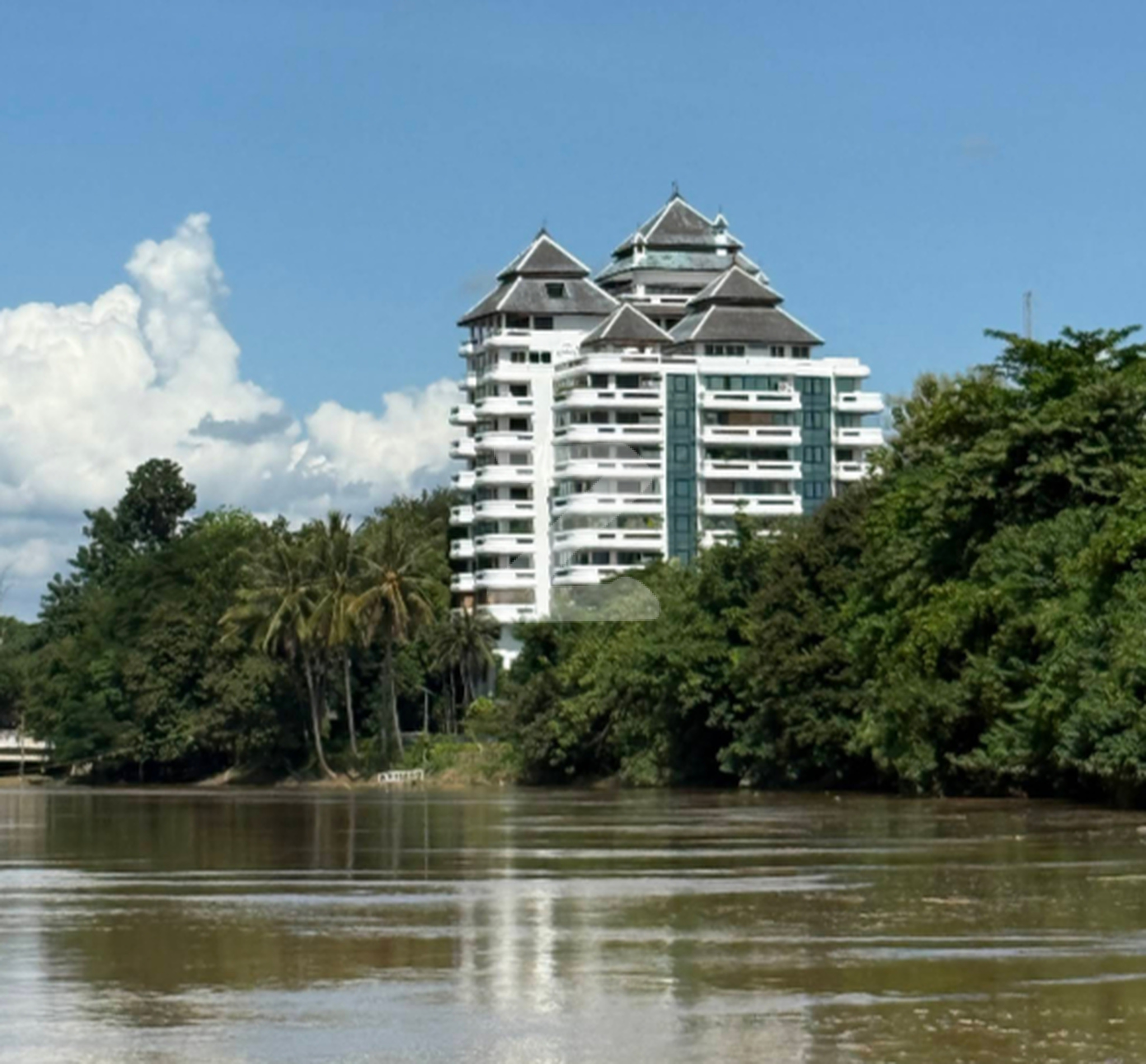 ดิ เอ็มบาสซี่ เฮ้าส์ คอนโดมิเนียม (The Embassy House Condominium)